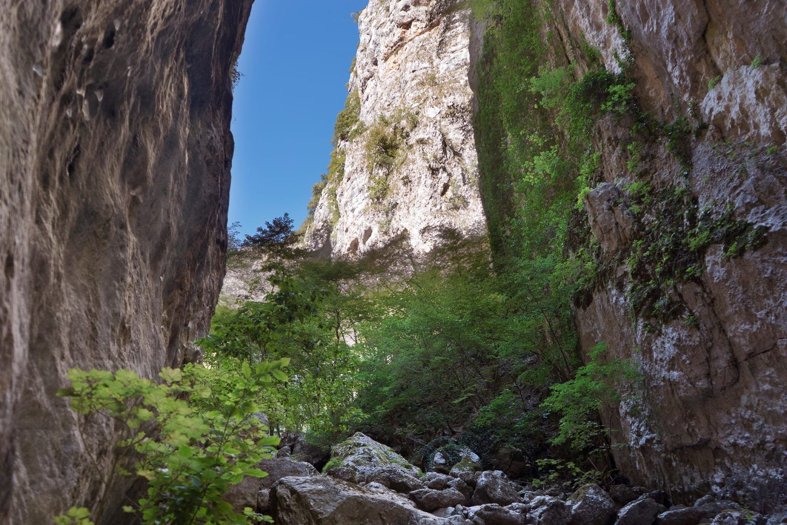 Tour Del Castello Di Piccolomini E Le Gole Di Celano